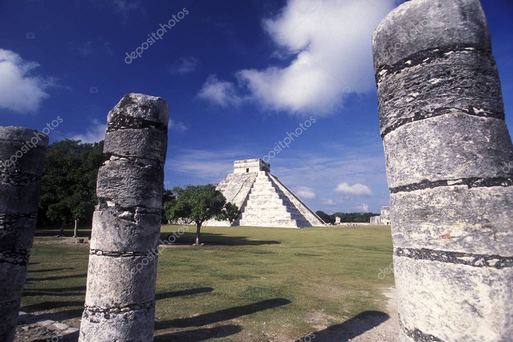 Isla Mujeres, M xico - Enero de 2009: Las ruinas mayas con la pir mide Kukulk n de Chich n Itz ...