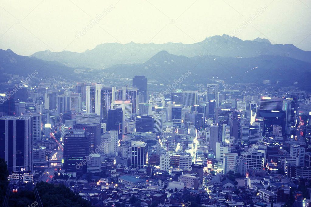la vista desde la Torre de Seúl en el centro de la ciudad de Seúl en ...