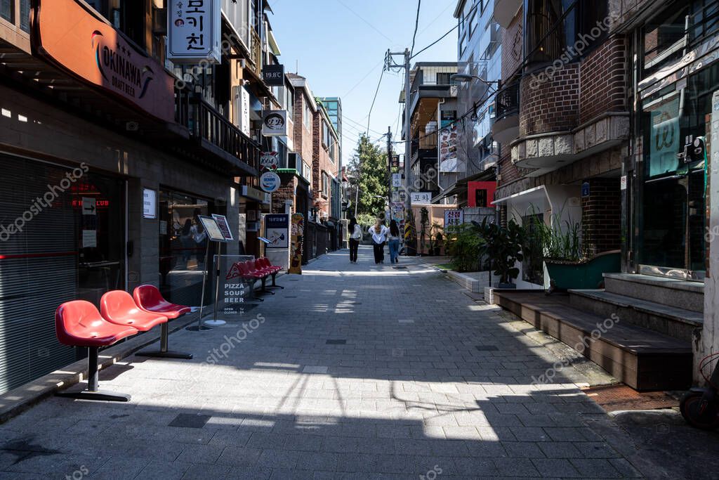 Varias tiendas y restaurantes a lo largo de los callejones de ...