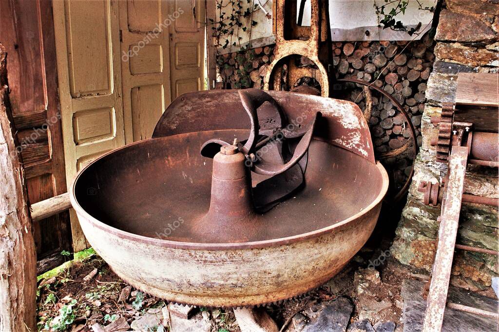 antigua máquina para hacer chocolate, museo etnográfico gallego ...