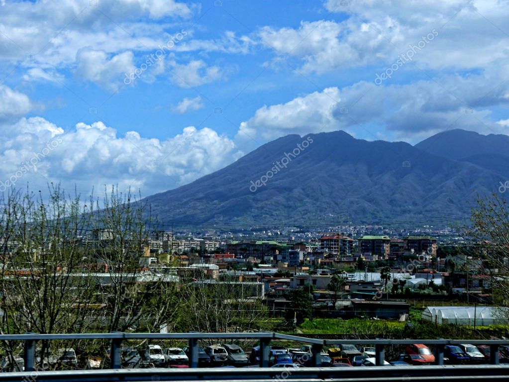 Monte Vesubio desde la autopista de Nápoles a Sorrento en el sur de ... Monte Vesubio desde la autopista de Nápoles a Sorrento en el sur de ...
