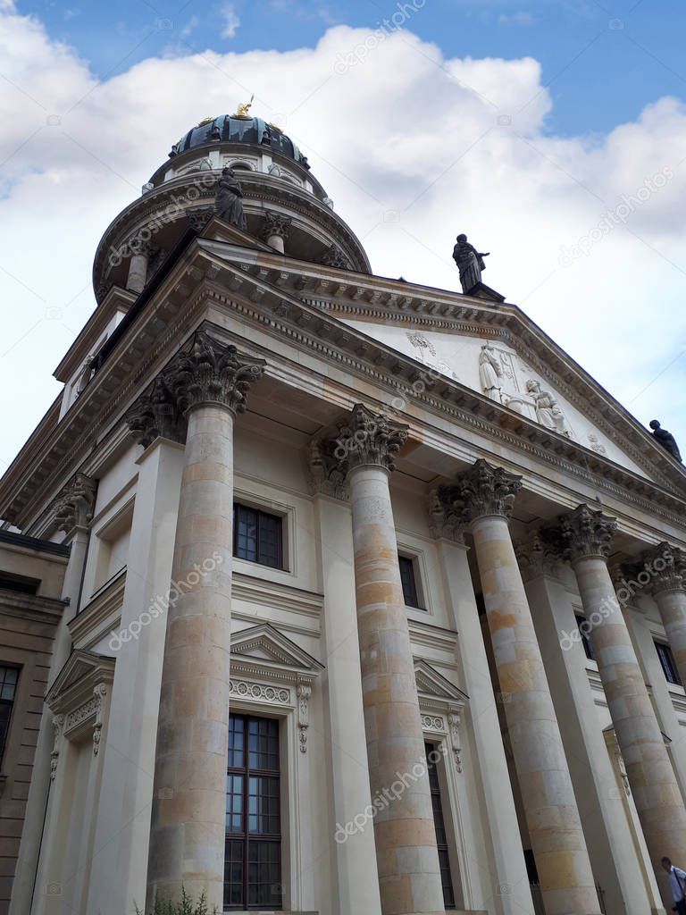 El Gendarmenmarkt es una plaza en Berlín y el sitio de un conjunto ...