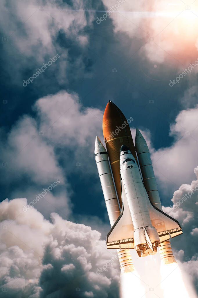 Nave espacial saliendo de la Tierra. Naves espaciales despegando hacia el espacio profundo. 2022