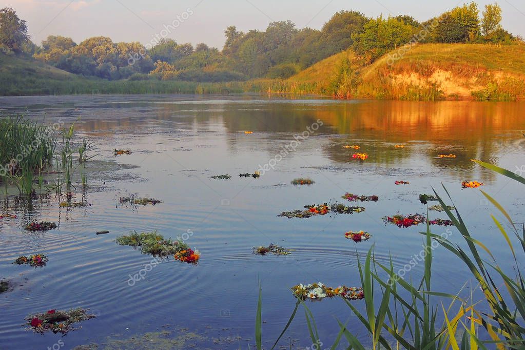 Celebración de Ivan Kupala en las tradicionales coronas de flores ...