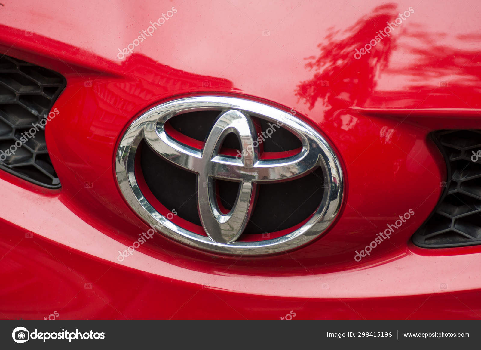 Closeup of logo on red Toyota car front parked in the street — Stock ...