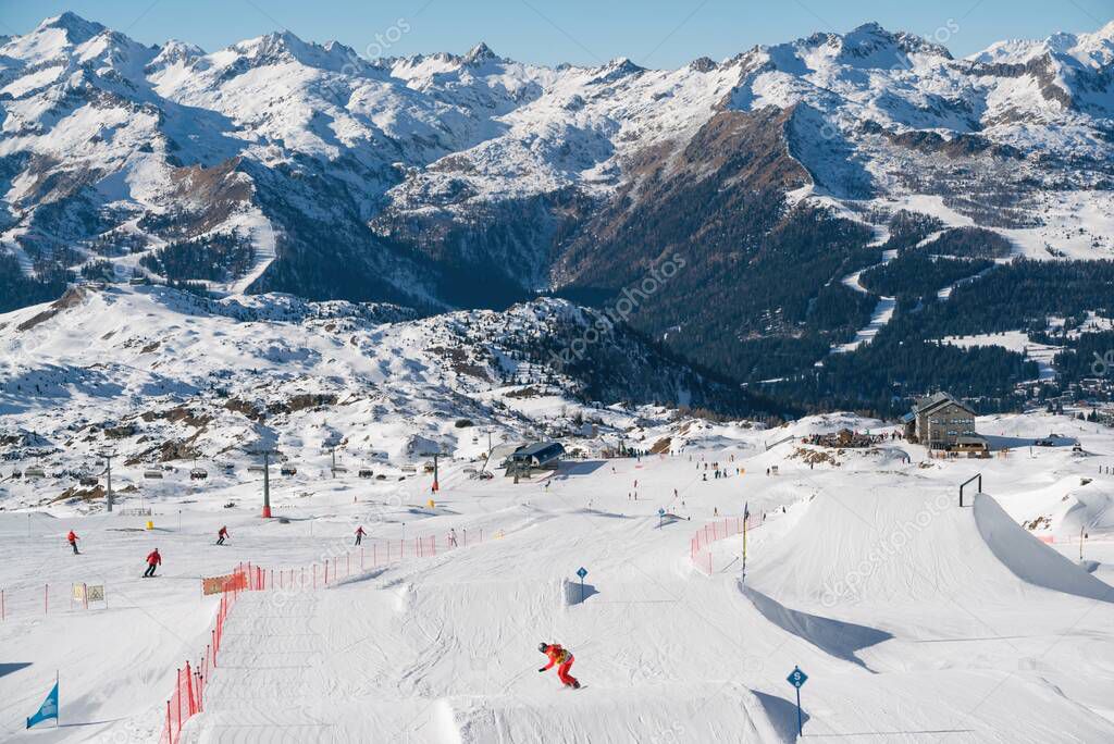 Vista aérea del parque de nieve Madonna di Campiglio y ursus en Val ...