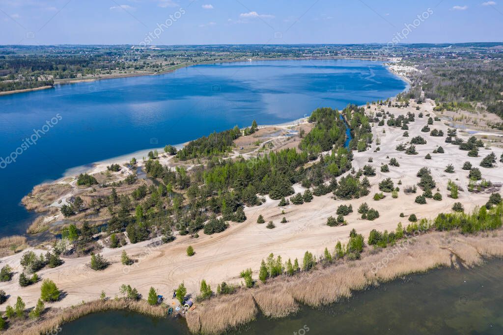 Hermoso lago con islas de arena como atol. Lago Pogoria en Dabrowa ...