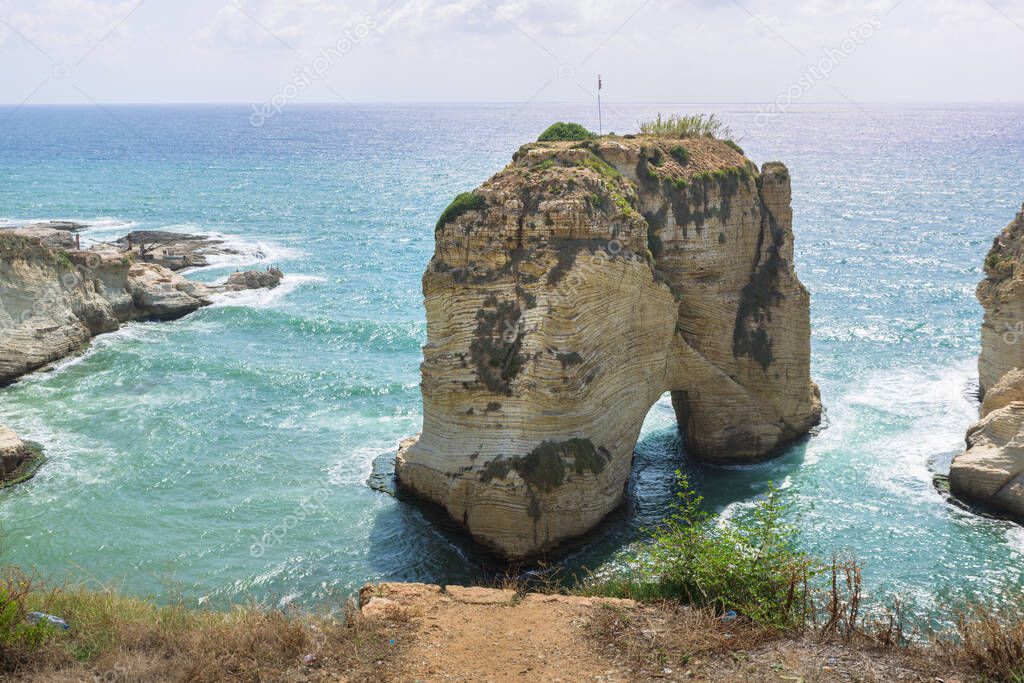 Raouche o Paloma roca y cueva, un icono turístico piedra caliza ...