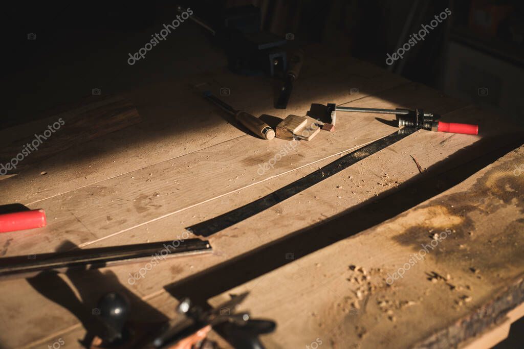Un escritorio de oficina de carpintería dentro de un pequeño taller de ...