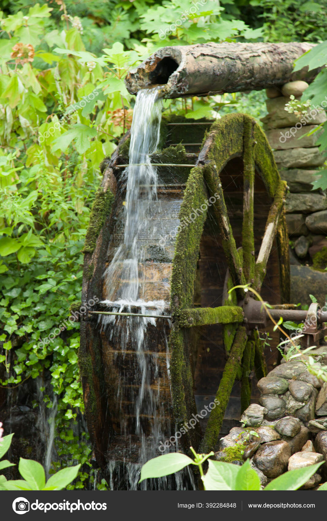 Rueda Agua Girando Con Agua Una Tubería — Foto de stock #392284848 © artistallen