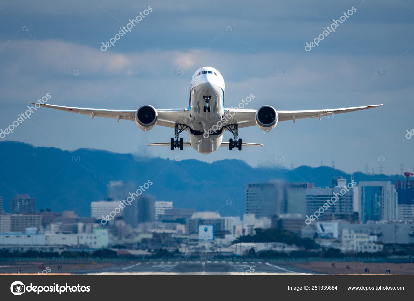 Boeing 787-9 Dreamliner despegando de escena — Foto editorial de stock ...