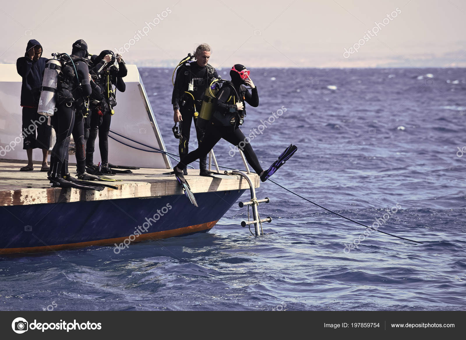 Scuba divers jump from boat in blue sea in Egypt – Stock Editorial ...