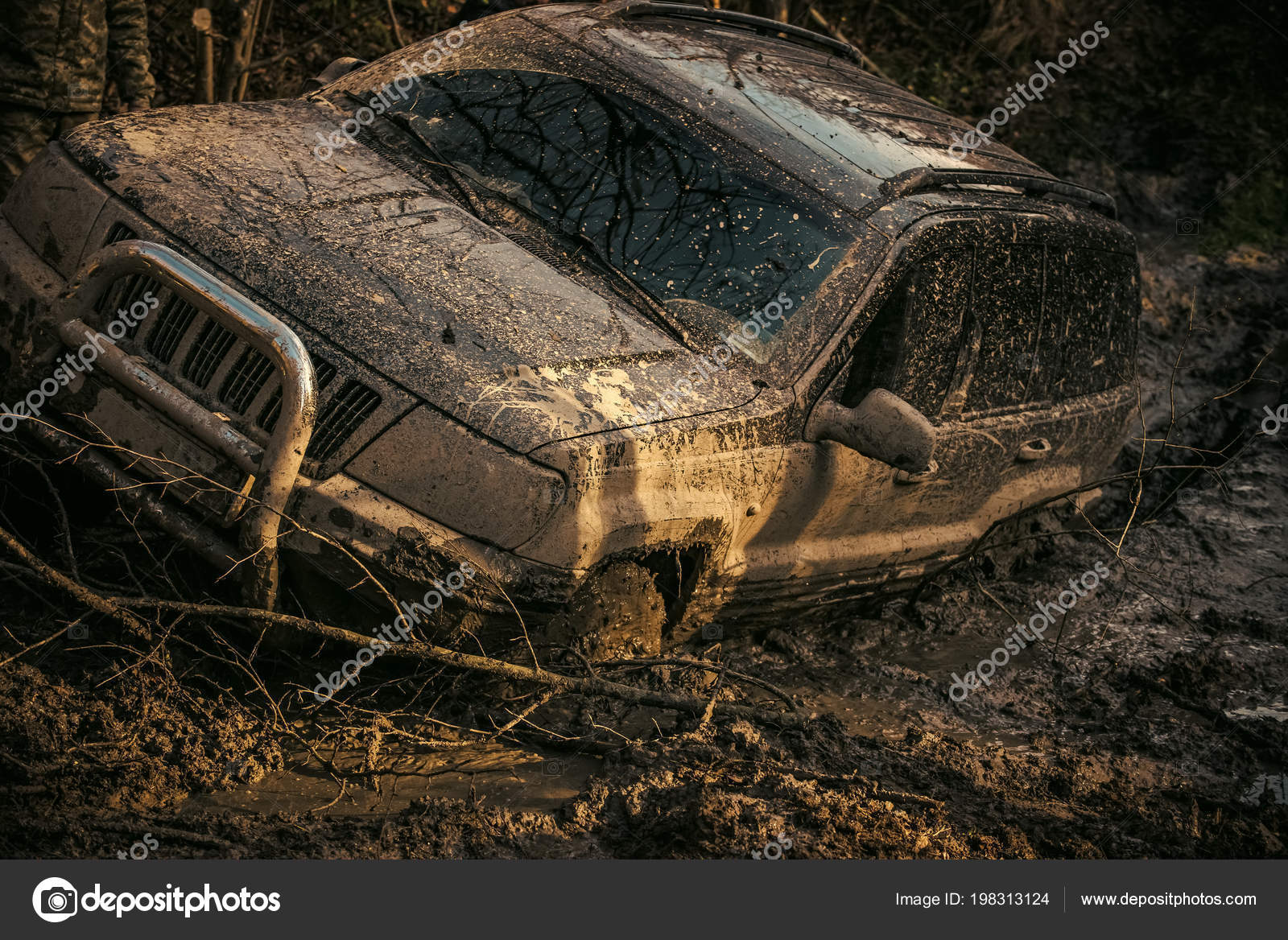 SUV covered with mud on path with deep rut. — Stock Editorial Photo ...