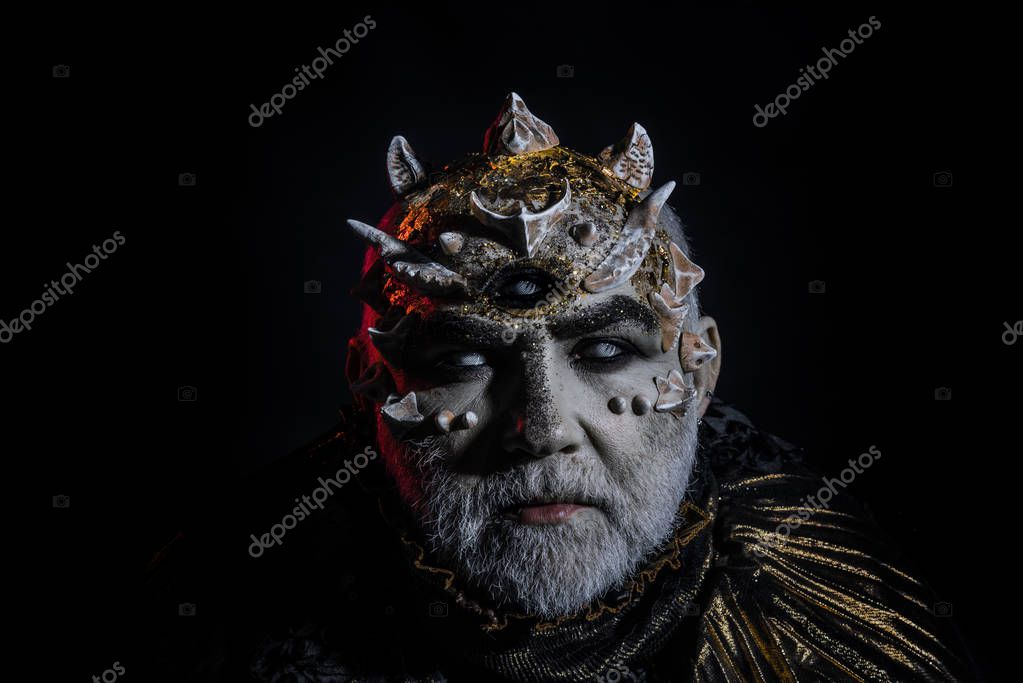 Hombre con piel de dragón y barba blanca. Monstruo ciego con tres ojos ...