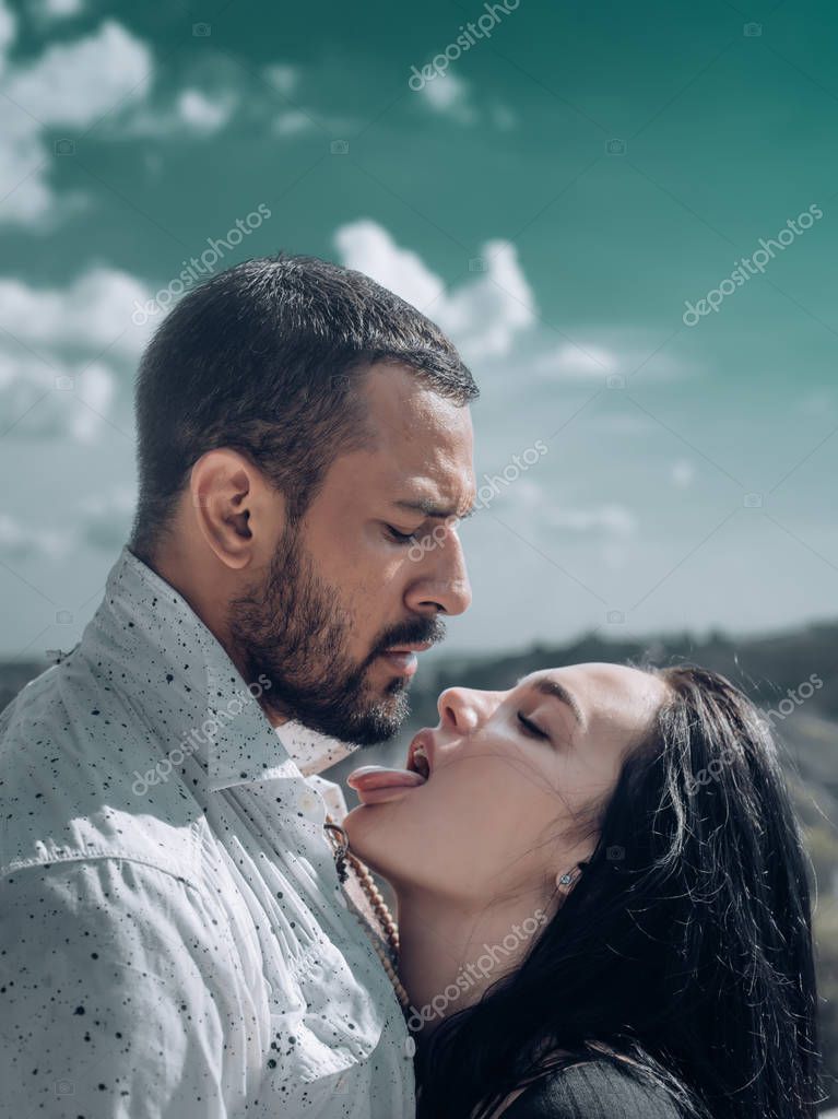 Beso de pareja sensual. Experiencia sexual. Relación íntima y relaciones sexuales. Amante ...