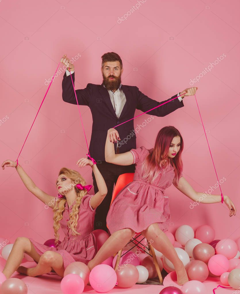 vacaciones y muñecas. dominación y dependencia. Una idea creativa ...