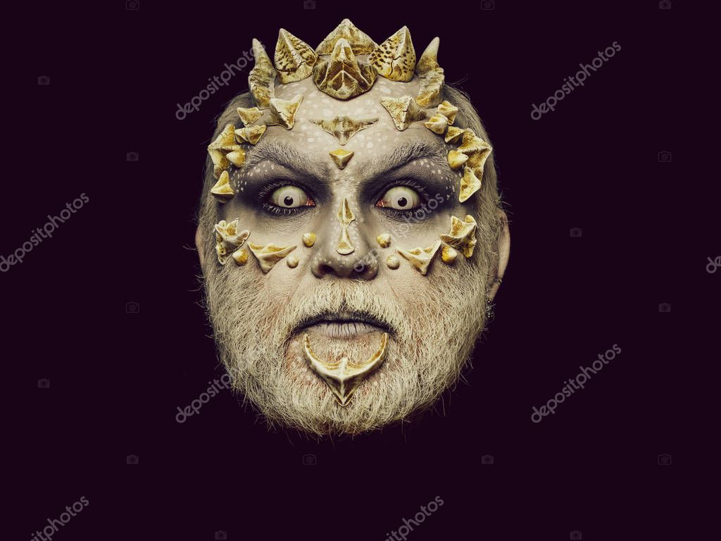 Cara monstruosa con mirada aterradora de ojos blancos 2022