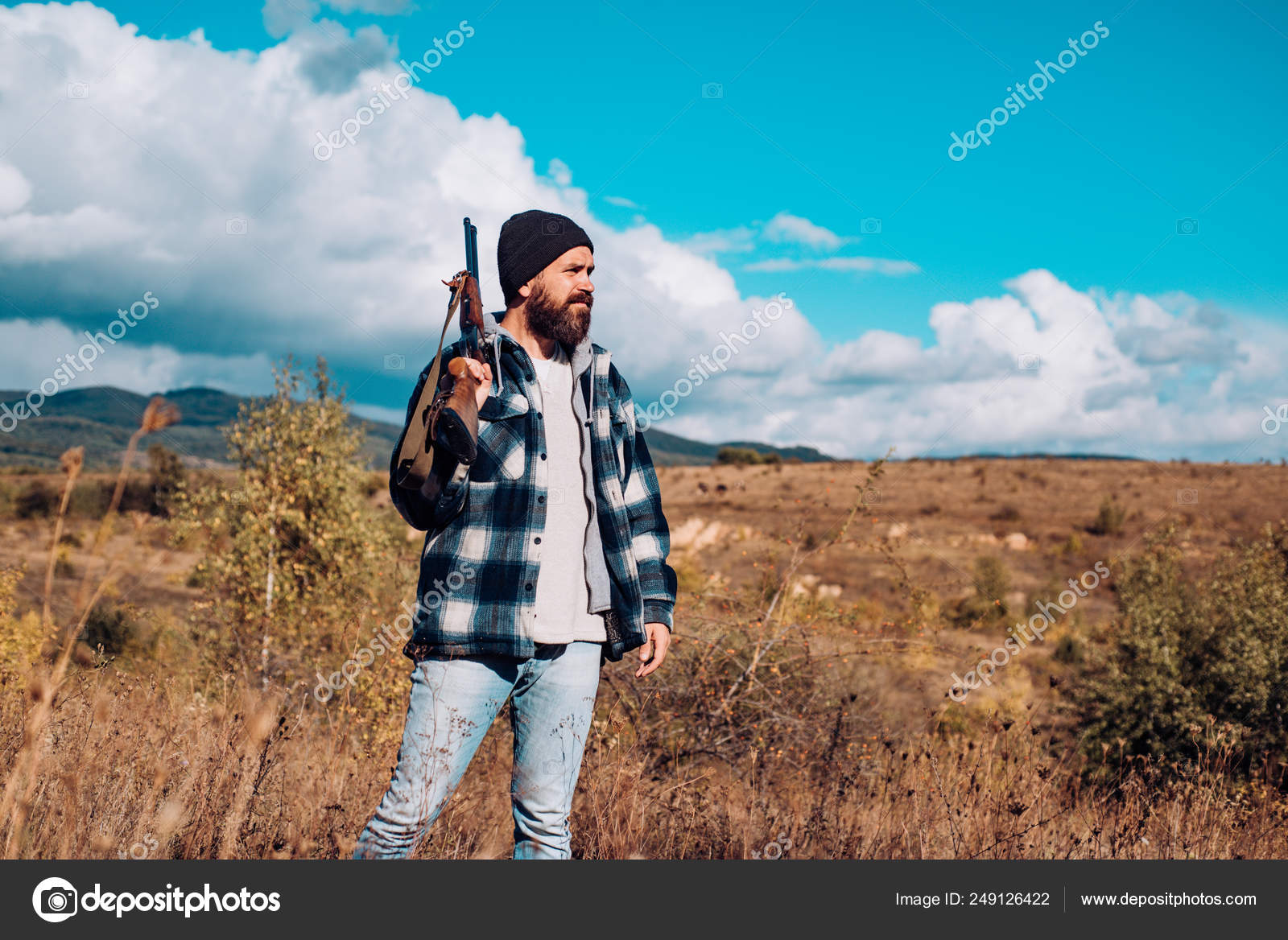 Hunter with shotgun gun on hunt. Wildlife Hunting. — Stock Photo ...