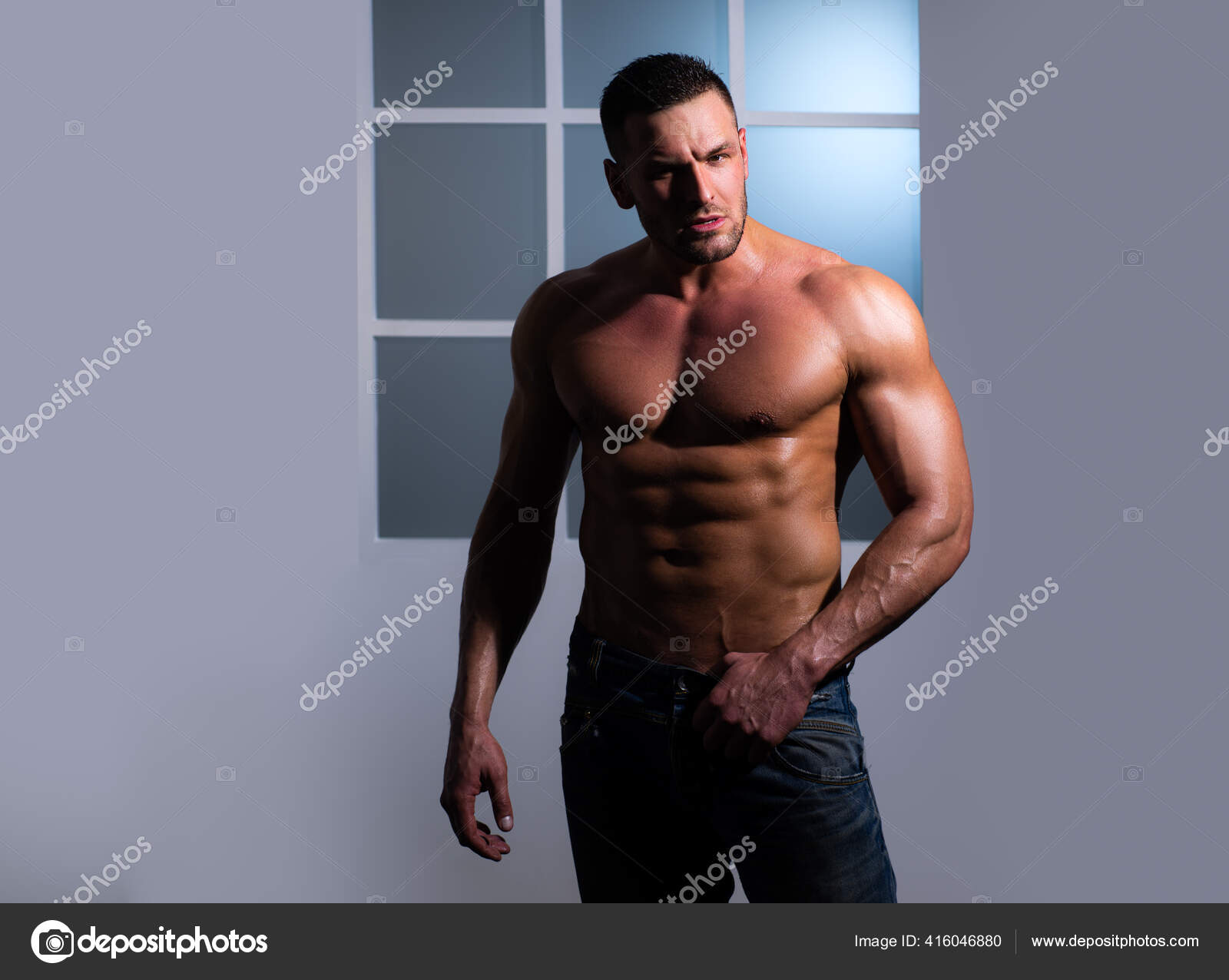 Muskelmand, skjorteløs mandlig model, bar overkrop. — Stock-foto © Tverdohlib.com #416046880