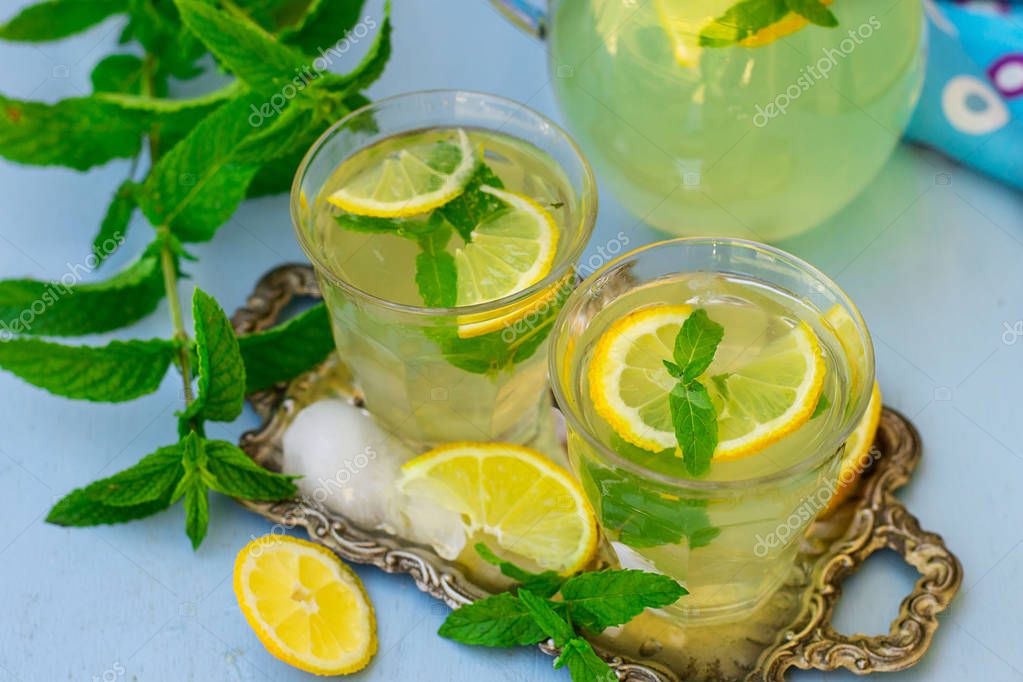 Refresco de limón dulce limonada con menta y cubitos de hielo 2023
