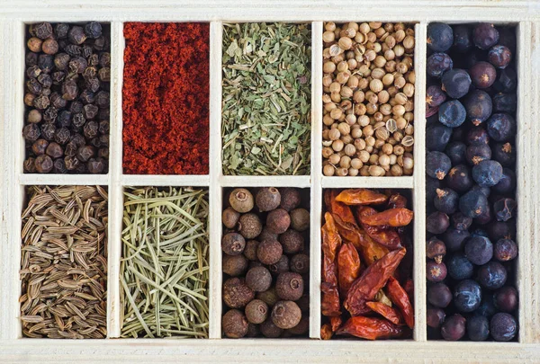 Especiarias variadas em madeira images libres de droit, photos de ...