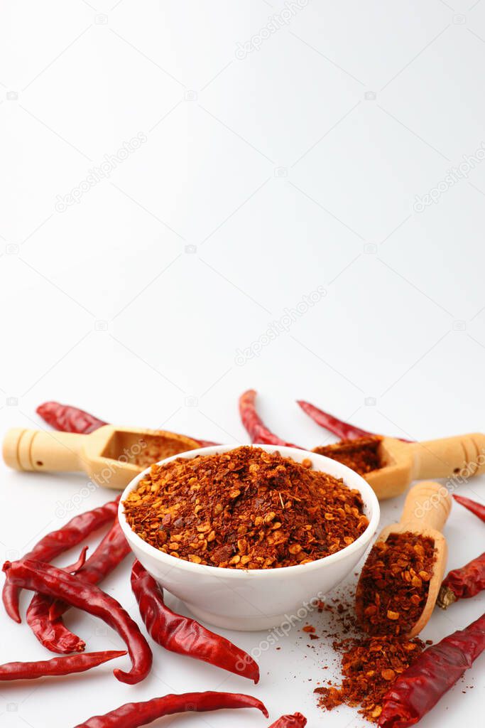 Pimienta de Cayena en una taza blanca con muchos chiles rojos secos ...