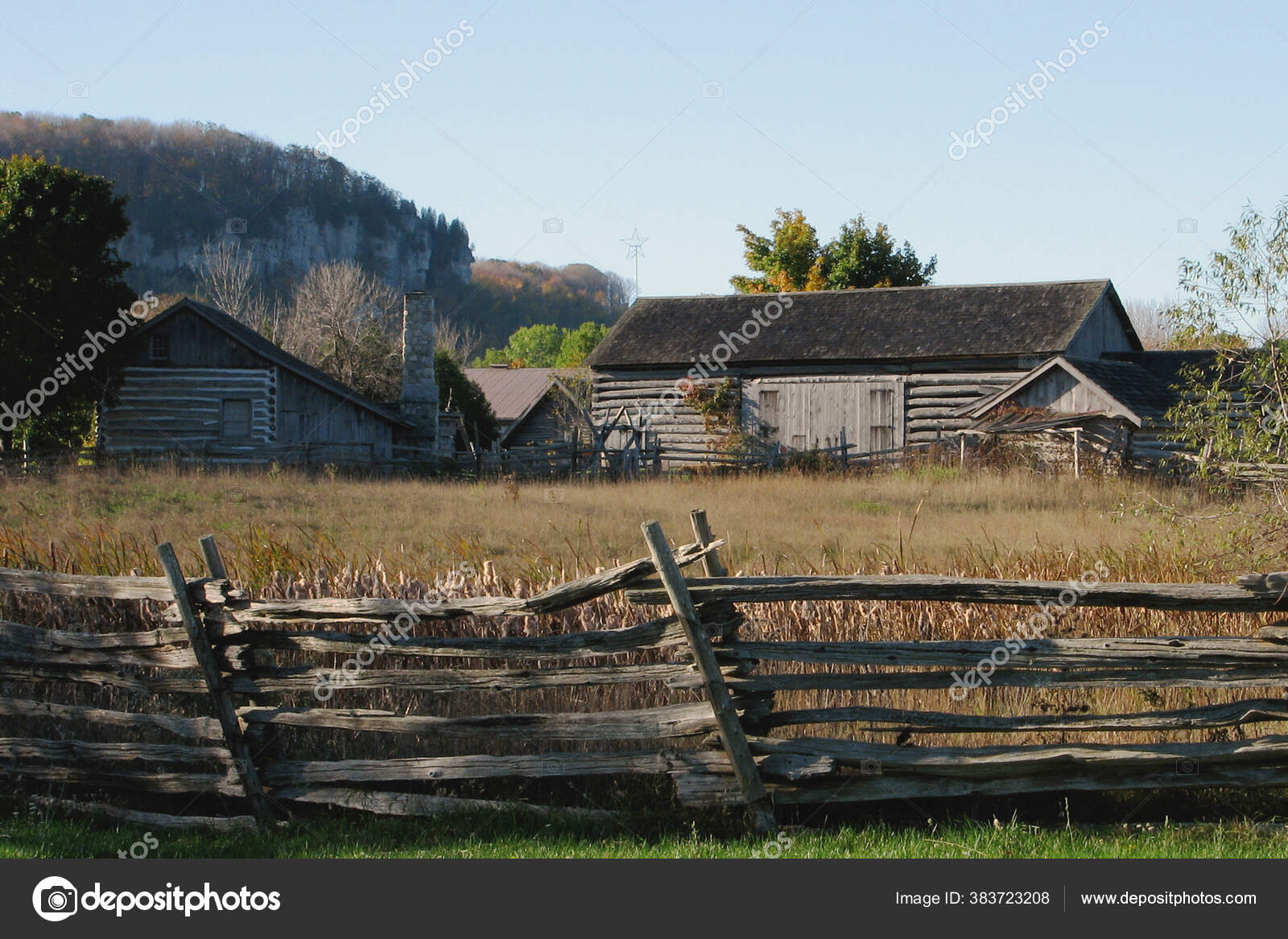 Wooden Log House Farm Wooden Fences — Stock Photo © eltonlaw #383723208