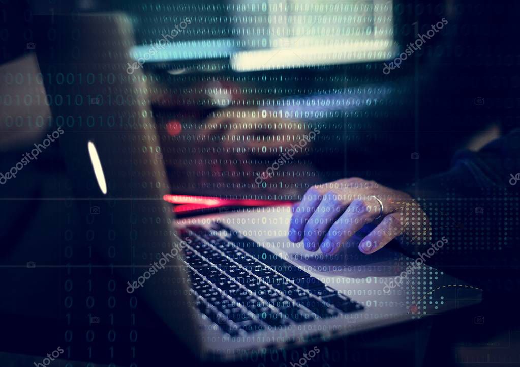 Primer plano de las manos que trabajan en el teclado de la computadora 2024