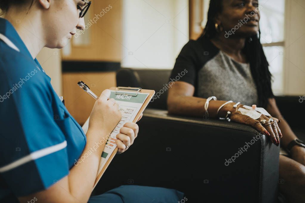 Enfermera anotando la información de un paciente 2022