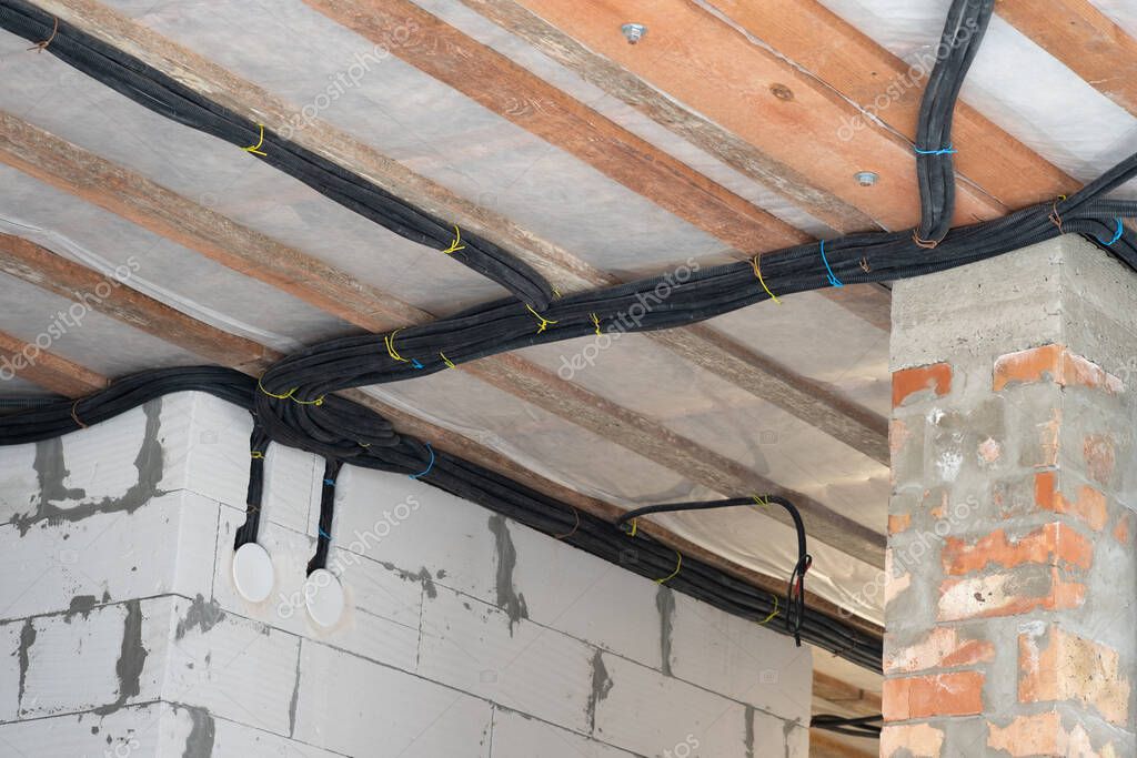 Techo tendido por cable. Cables eléctricos en la pared. Cambio de ...