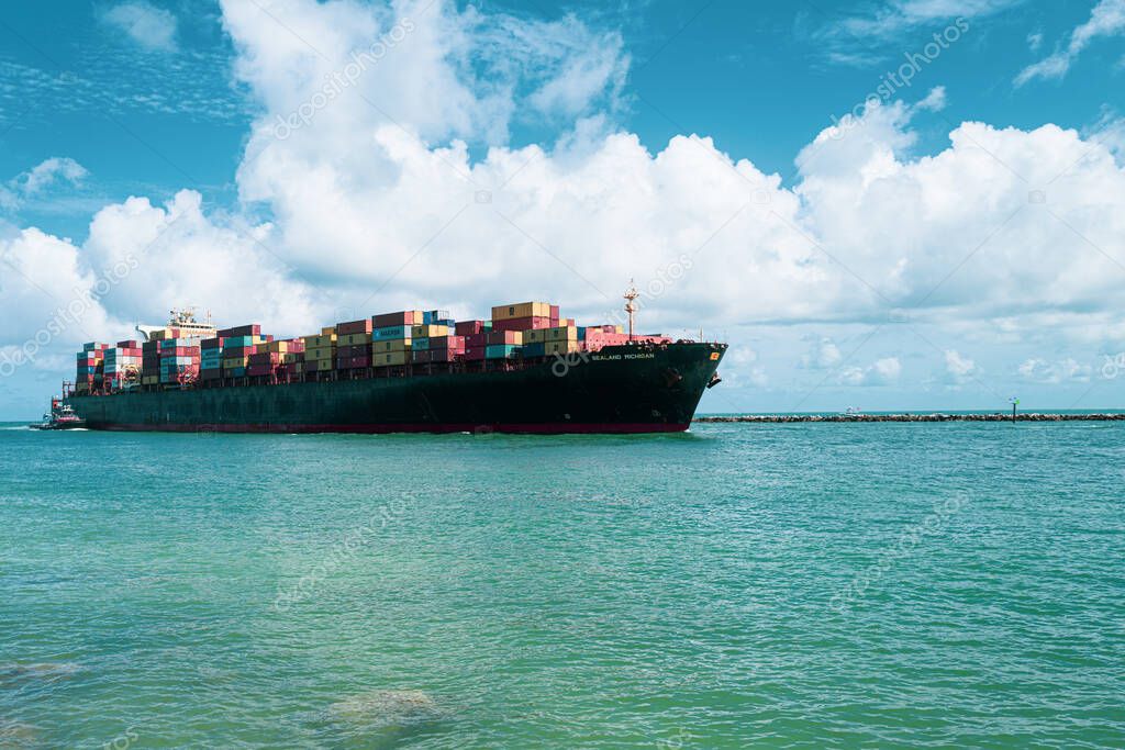 Internacional por barco de carga de contenedores en el mar abierto ...