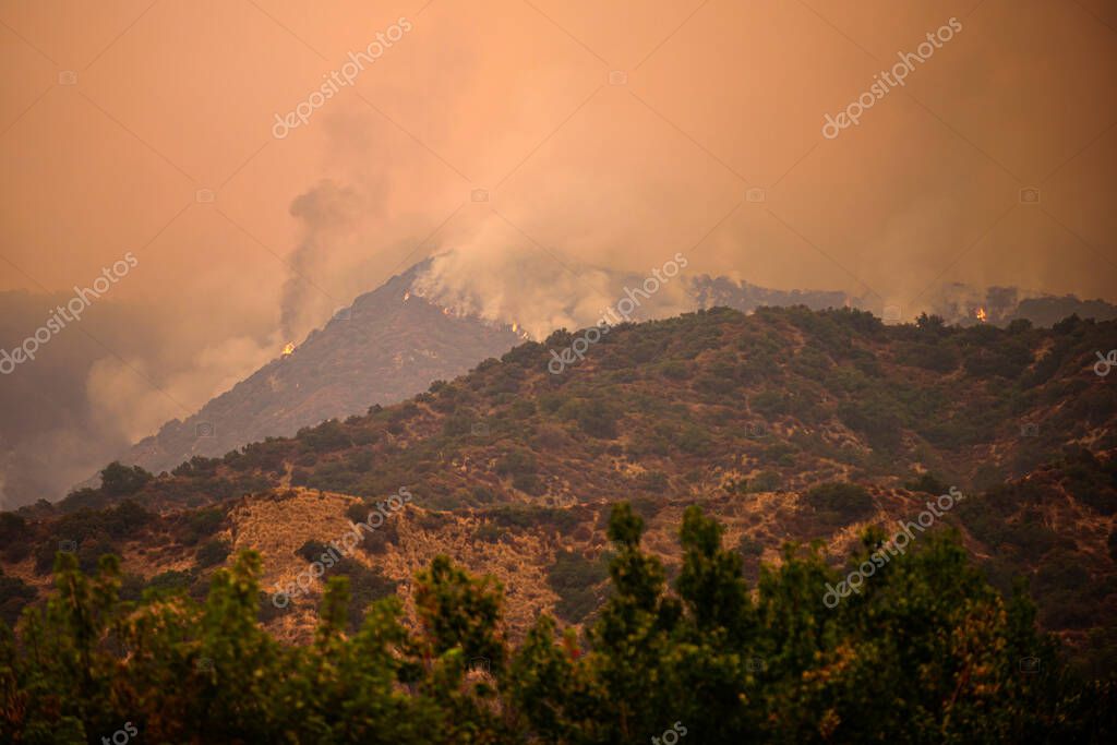 Fuego y humo en las montañas de California. Incendios. Contaminación ...