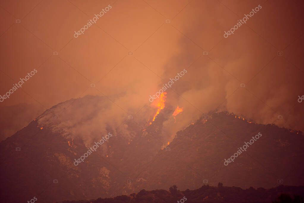 Fuego y humo en las montañas de California. Incendios. Contaminación ...