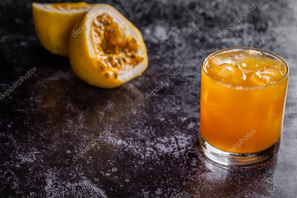 Cócteles. Bebidas alcohólicas elaboradas con ginebra, vodka, ron o ...