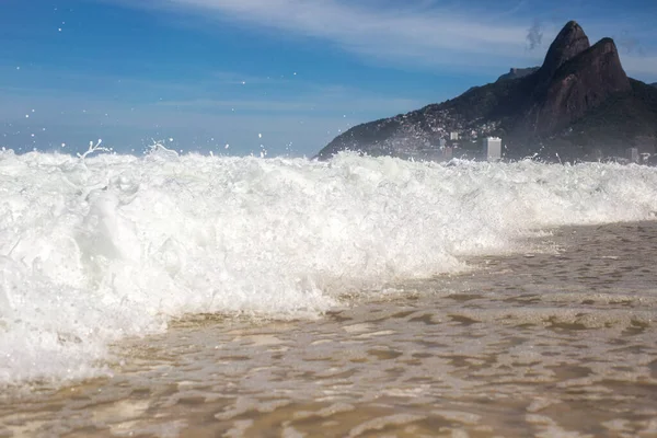 Ondas do rio fotos de stock, imágenes de Ondas do rio sin royalties ...