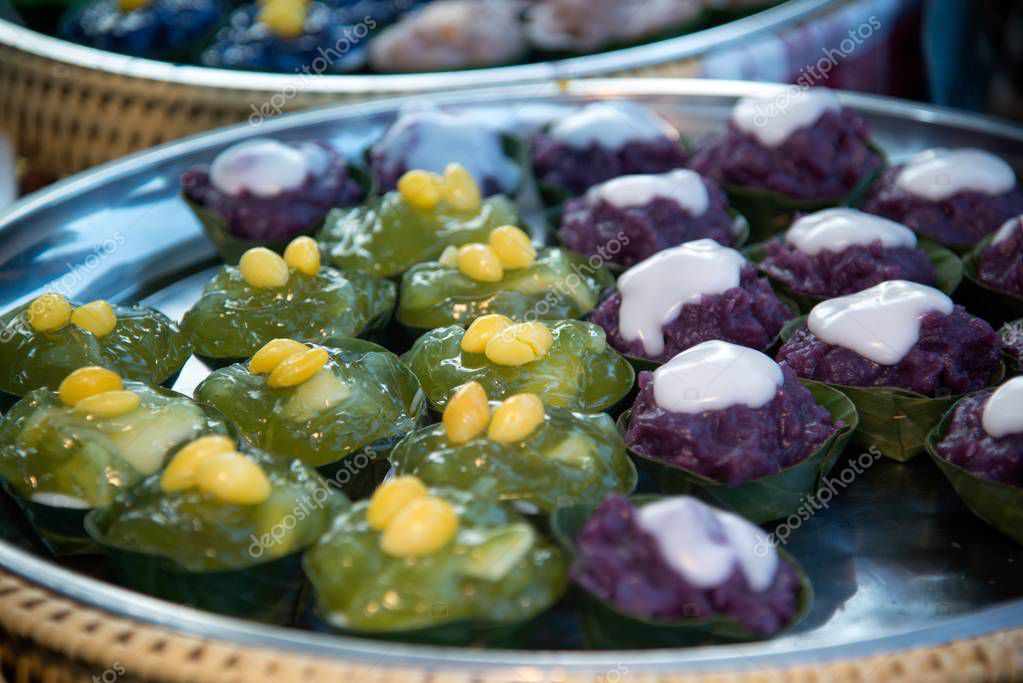 El postre tailandés dulce es Cremoso Tapioca de coco y Pudín de maíz ...