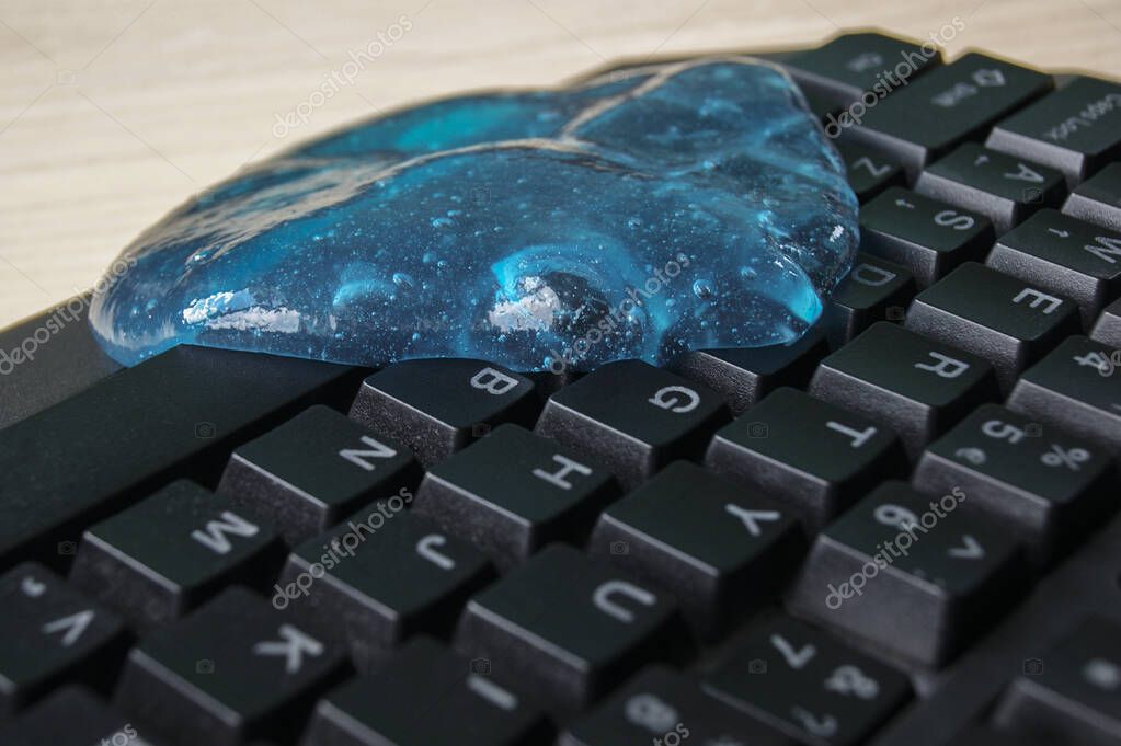 Azul suave gel de limpieza de polvo en el teclado. Concepto de limpieza ... Azul suave gel de limpieza de polvo en el teclado. Concepto de limpieza ...