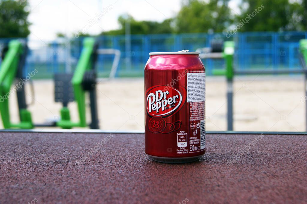 KHARKOV, UCRANIA - 12 de junio de 2020: Una botella de metal de la ...