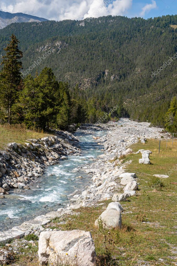 Fuorn Pass, Suiza - 10 de septiembre de 2020: El Parque Nacional Suizo ... Fuorn Pass, Suiza - 10 de septiembre de 2020: El Parque Nacional Suizo ...