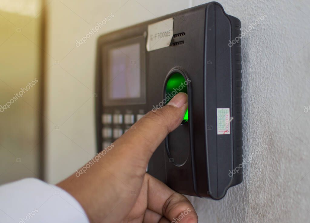 Escanee su huella dactilar para empezar por la mañana y terminar de ...