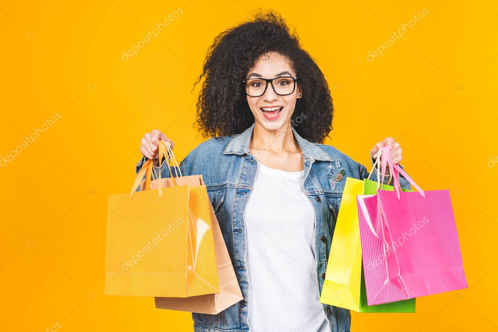 Concepto de compras - Retrato joven hermosa mujer afroamericana sonriente y alegre con coloridas ...