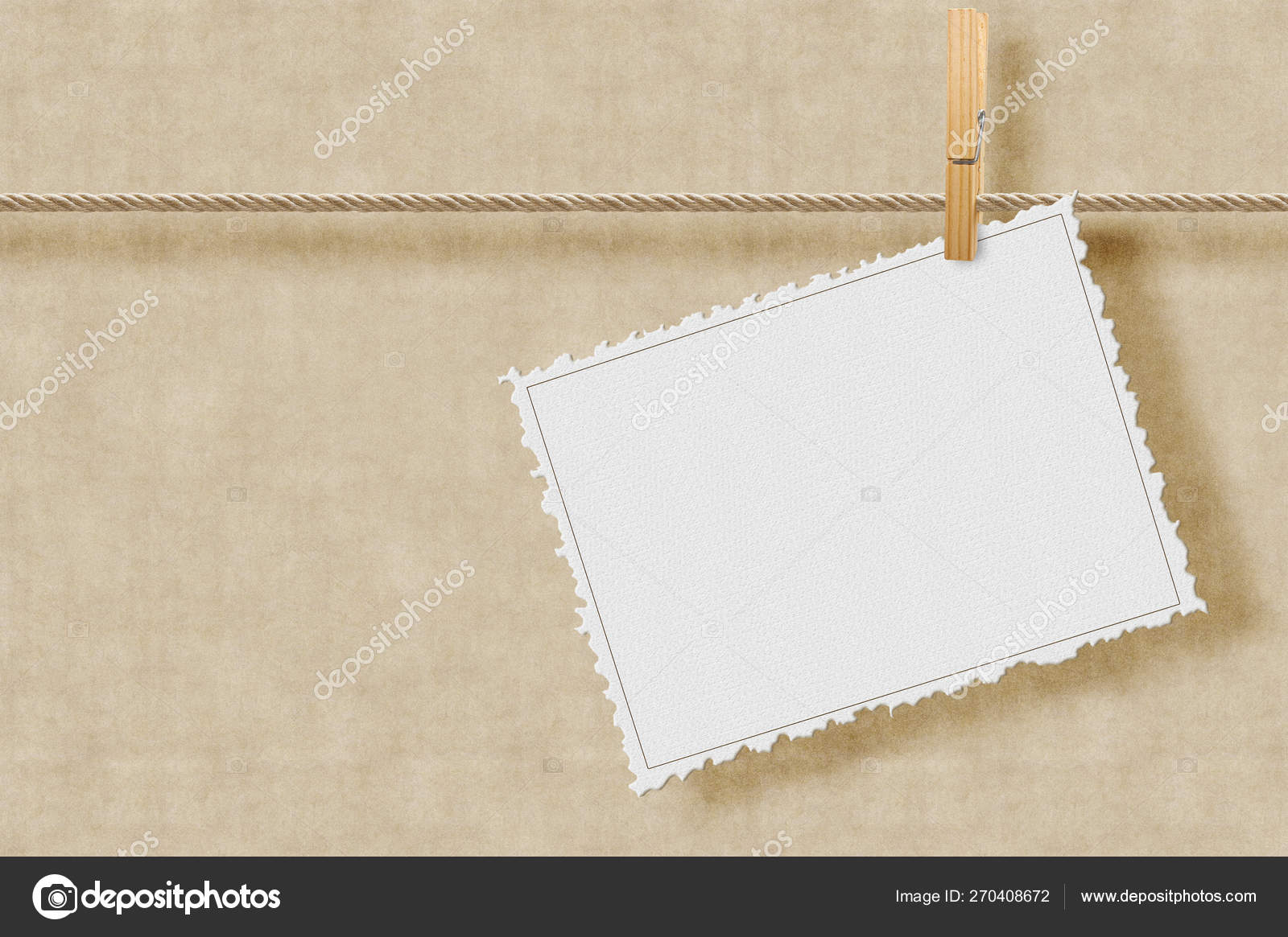 Cartón decorado en blanco colgado en un cordón con un tendedero — Foto ...