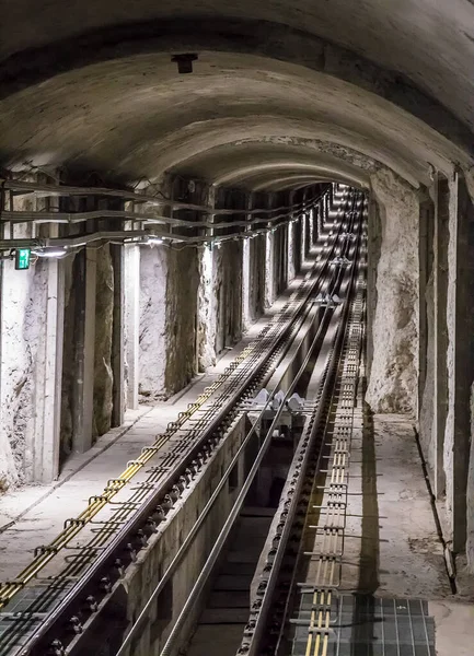HAIFA, ISRAEL. El Carmelit un funicular subterráneo, uno de los ...