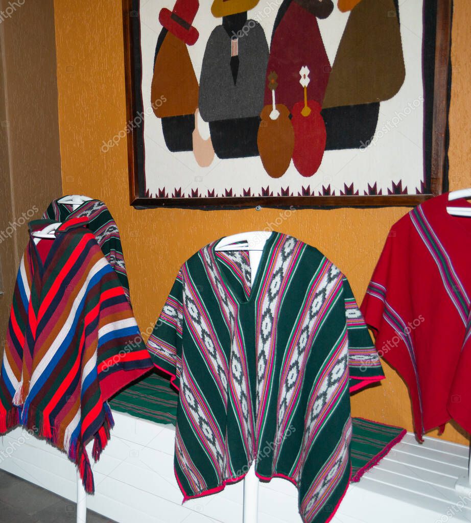 QUITO, ECUADOR - 7 DE JULIO DE 2019: tienda de tejidos tradicionales y ...