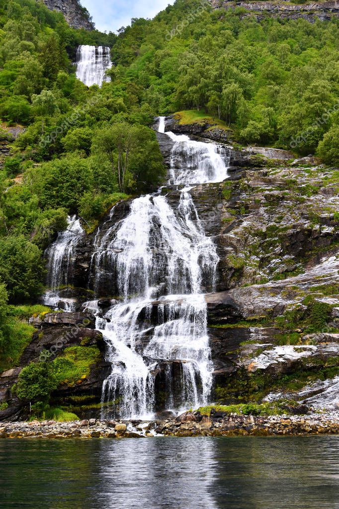 Las Siete Hermanas cascada única en Geirangerfjord seens por viaje en barco, región de Sunnmore ...