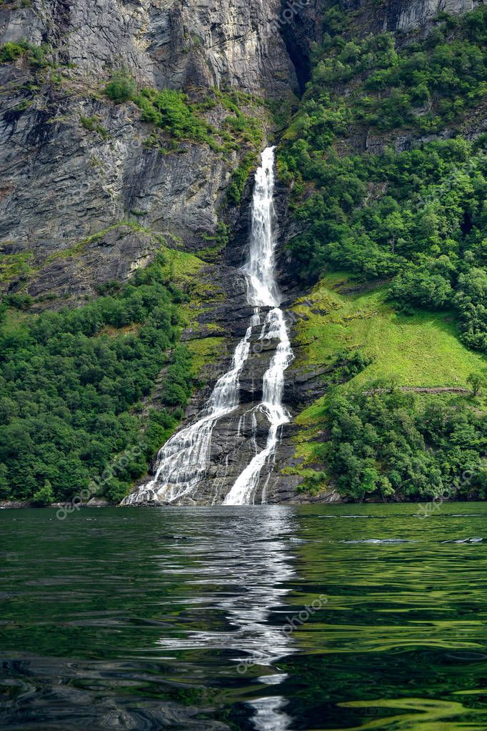 Las Siete Hermanas cascada única en Geirangerfjord seens por viaje en barco, región de Sunnmore ...