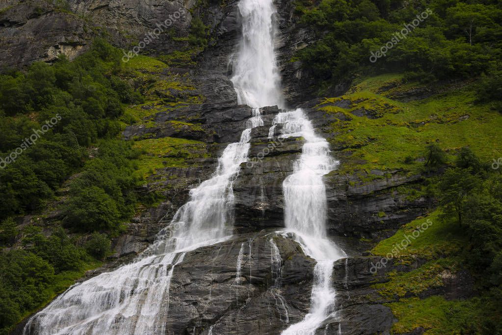 Las Siete Hermanas cascada única en Geirangerfjord seens por viaje en barco, región de Sunnmore ...