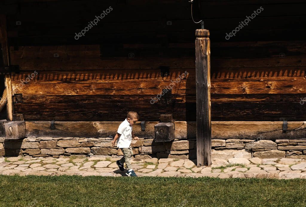 Moisei, Maramures, Rumania - 10 de agosto de 2020. Visita la iglesia de ...