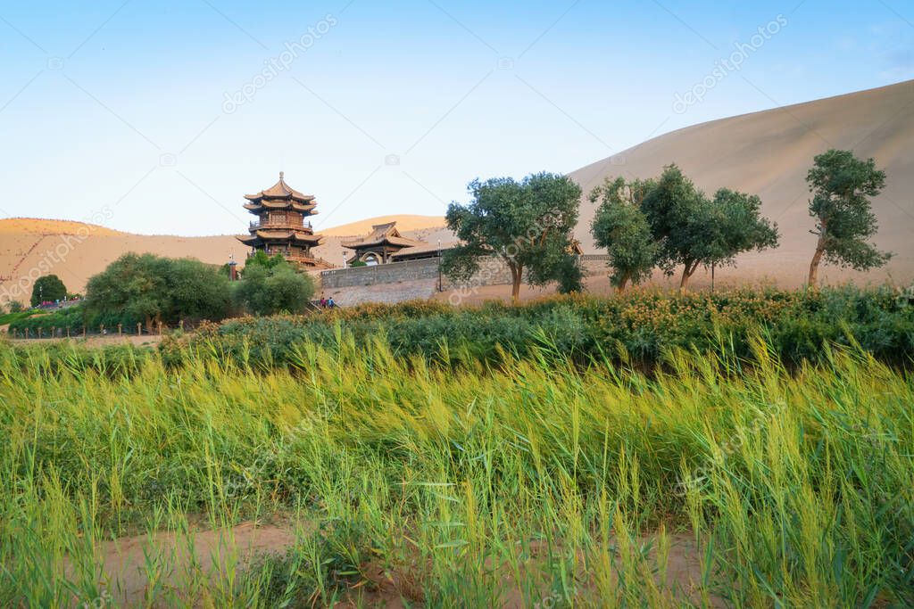 Yueya spring Scenic Área, Montaña Mingsha, ciudad de Dunhuang ...