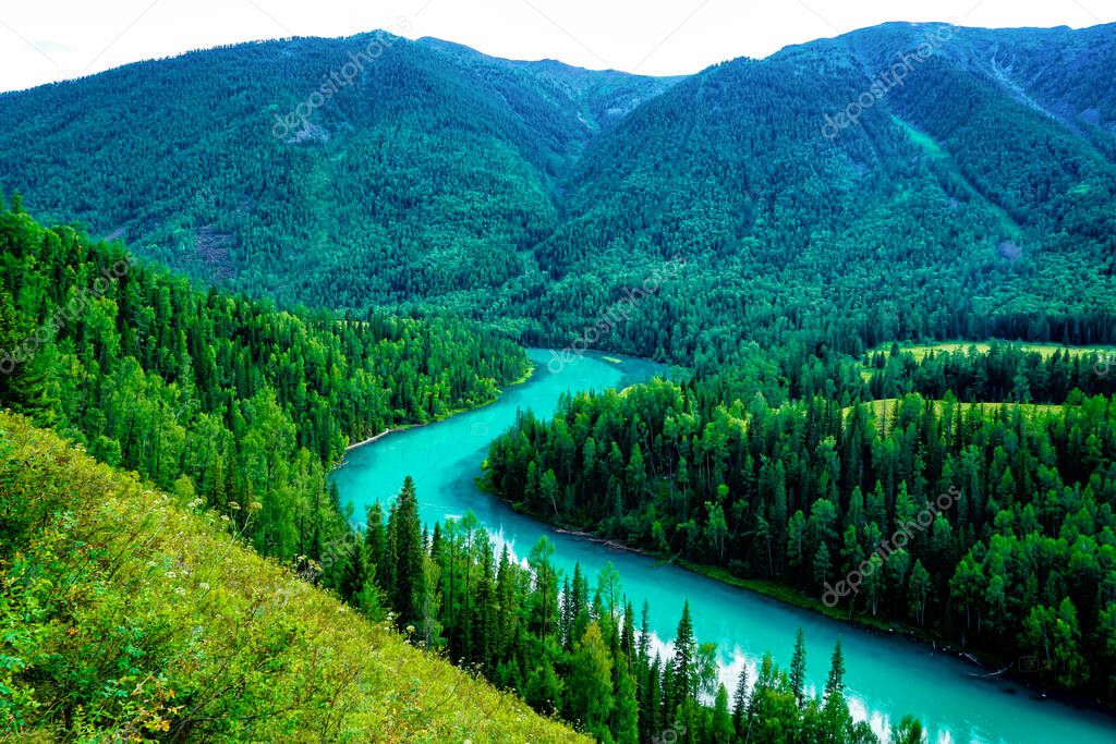 Verano en Kanas Lake, Altay, Xinjiang, China.Beautiful y tranquilo en verano en Kanas Lake ...